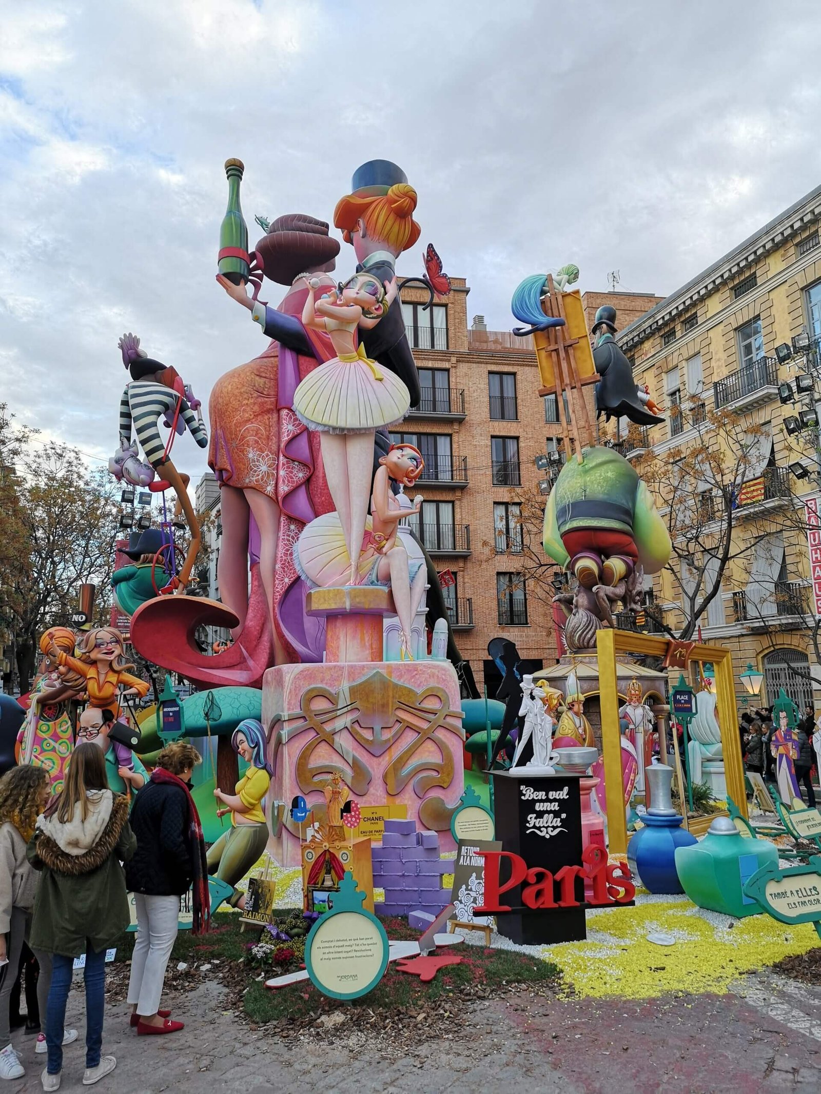 What to Expect During Les Falles — FAQs and 7 Tips - Abroad in Valencia
